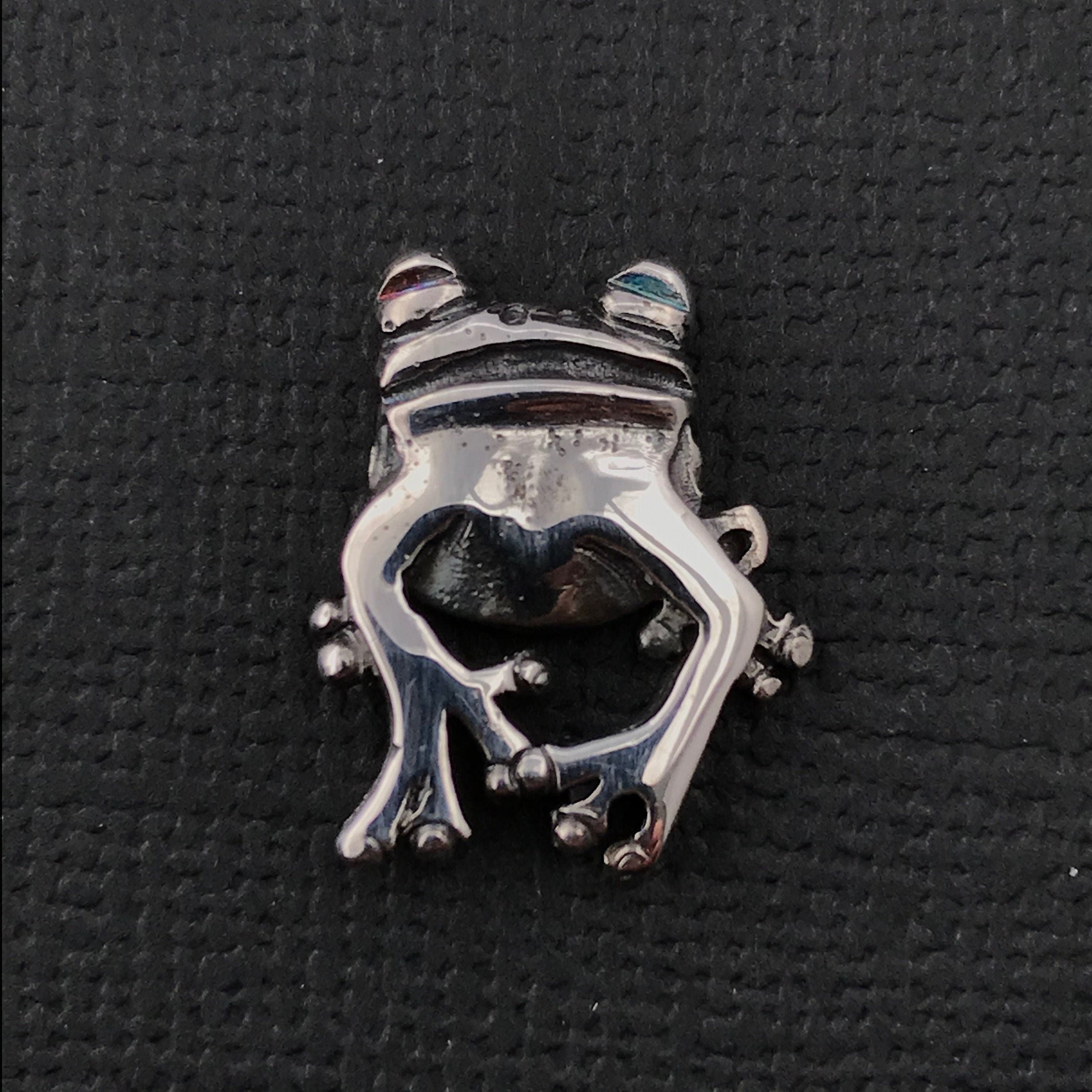 Frog Lapel pin - sterling silver 19mm – Silver Earth Design